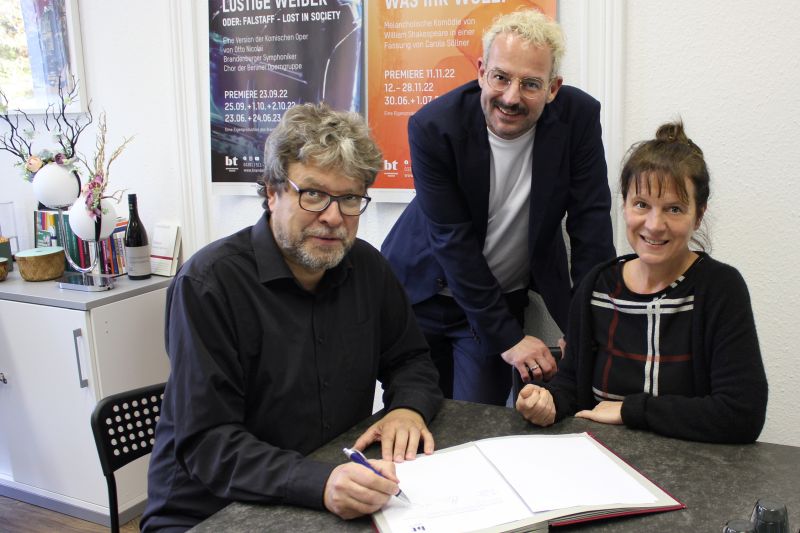 Dirigent Spering unterzeichnet in Brandenburg | MUSIK HEUTE